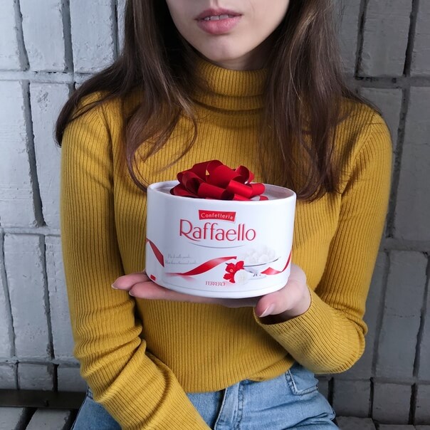 Круглая коробочка с конфетами Рафаэлло: купить в СПб | Цветофор